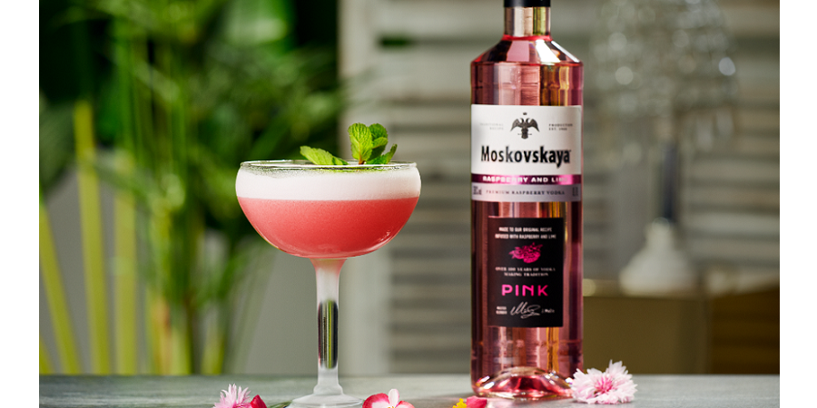Há vodka rosa à venda em Portugal. Conheça a Moskovskaya – Marketeer