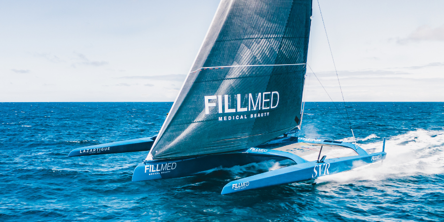 Sabe o que é um trimarã? Esta embarcação vai partir de Portugal para ...